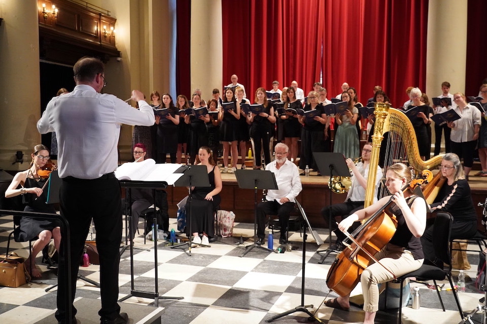 Civil Service Choirmaster Stephen hits the right note – Civil Service